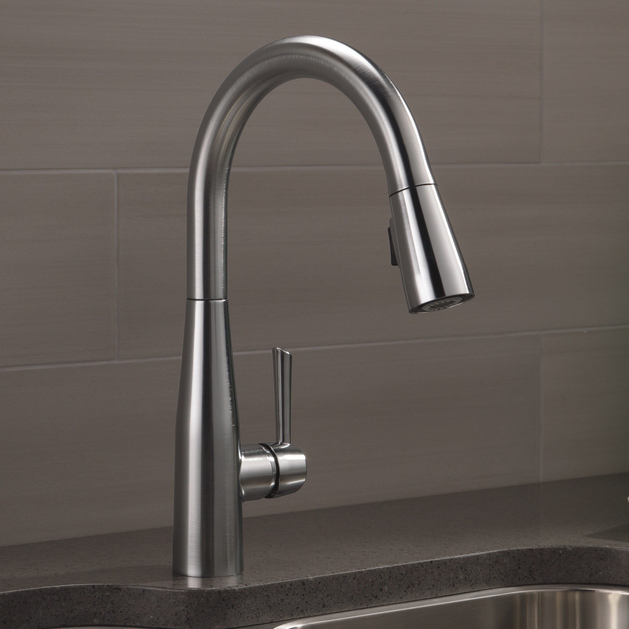 Delta Essa Arctic Stainless Single Handle Pull-down Kitchen Faucet with ...