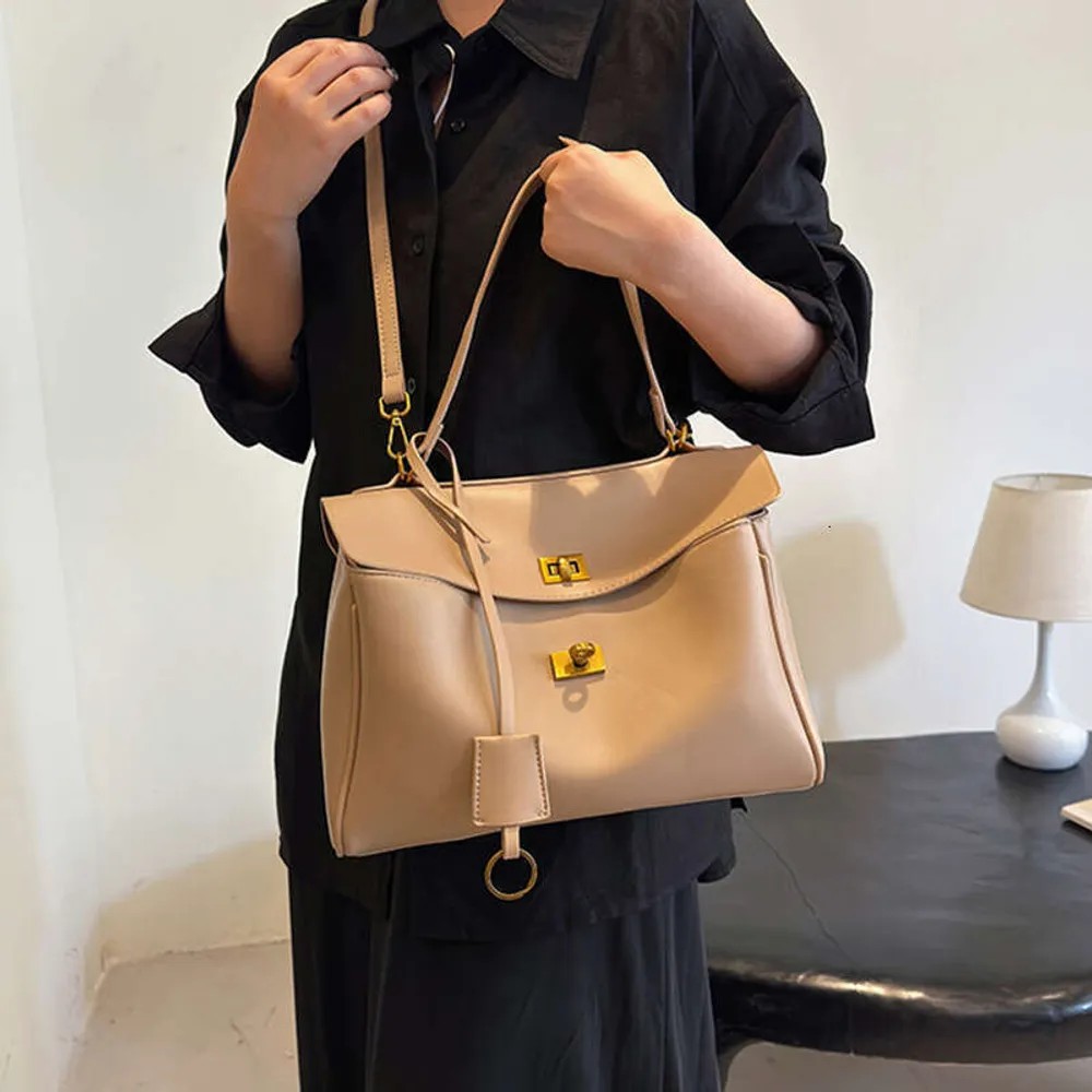 Mejores ofertas e historial de precios de Lock Designer Gold Handbag ...